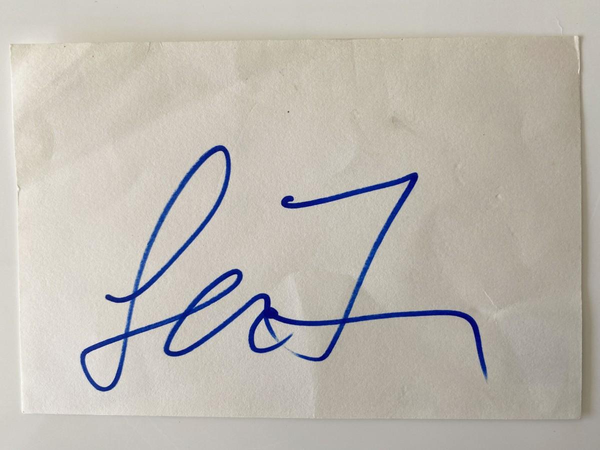 Leah Thompson Signature Cut | EstateSales.org