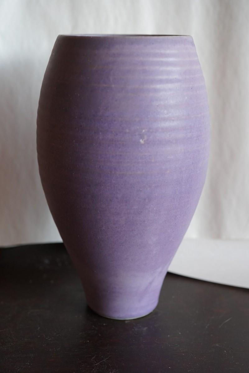 LAVENDER COLORED HAND THROWN POTTERY VASE STAMPED ROWE POTTERY OF ...