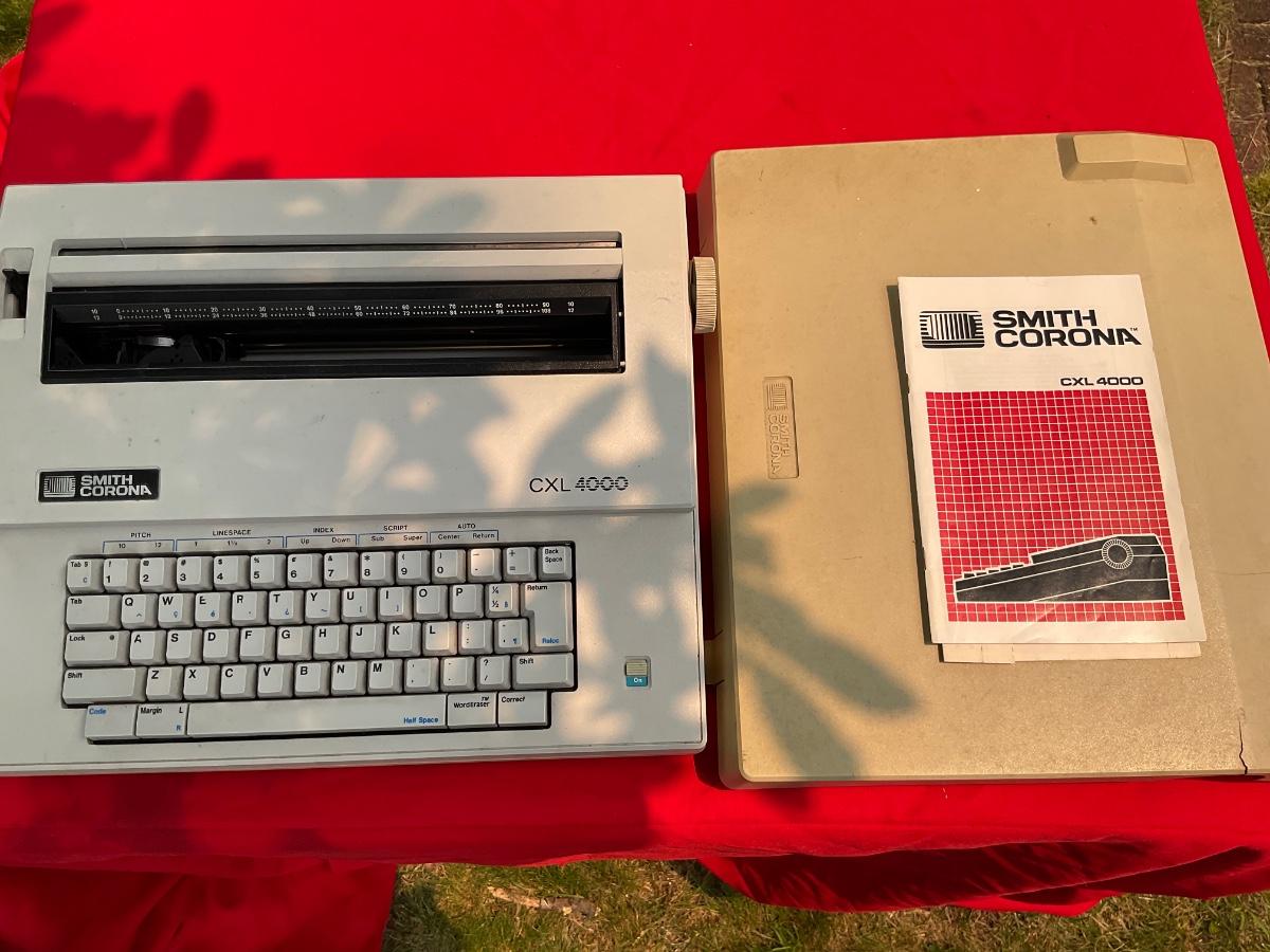 Vintage Smith Corona Typewriter | EstateSales.org