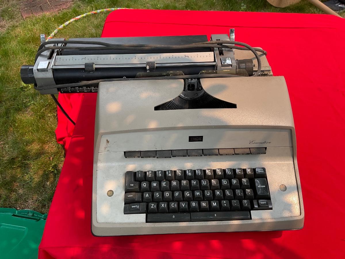 IBM Executive Electric Typewriter | EstateSales.org