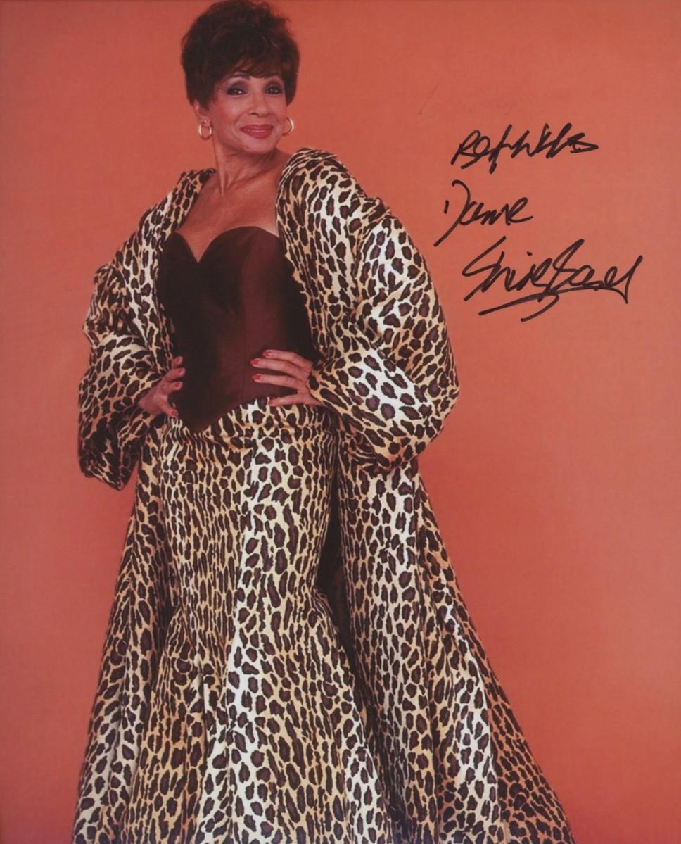 Shirley Bassey Signed Photo Gfa Authenticated
