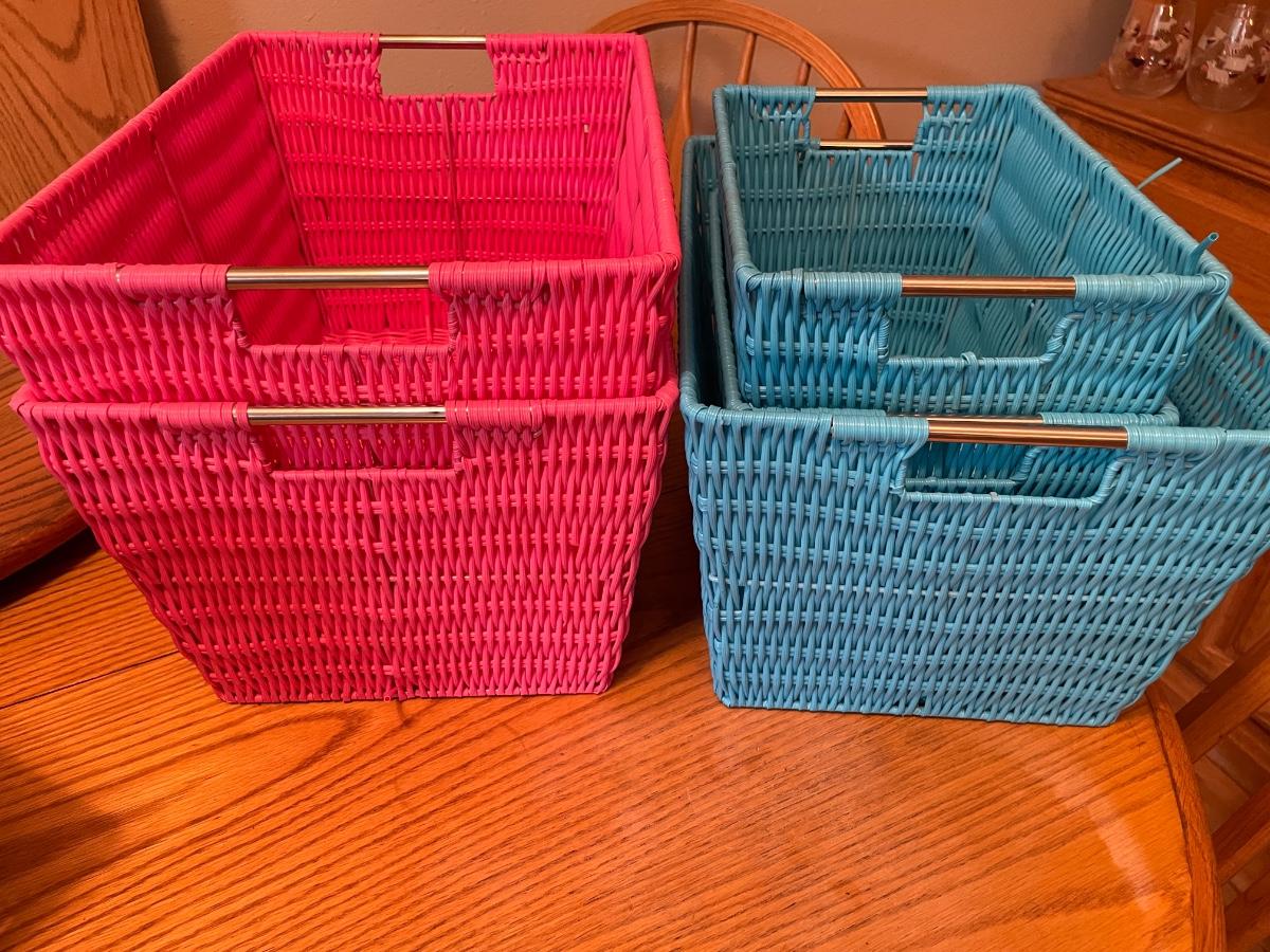 Pink & blue baskets | EstateSales.org