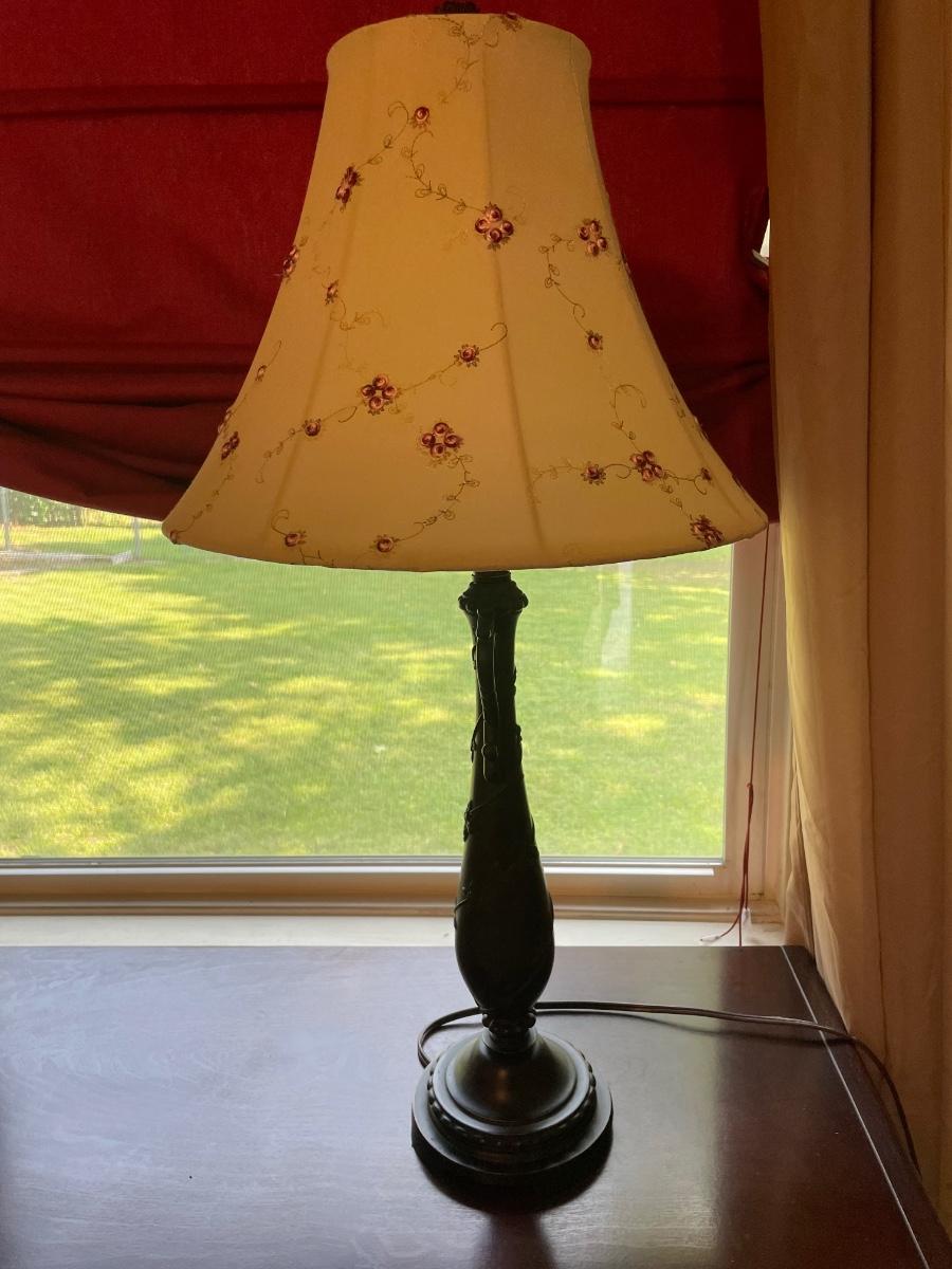 Lamp 1 | EstateSales.org