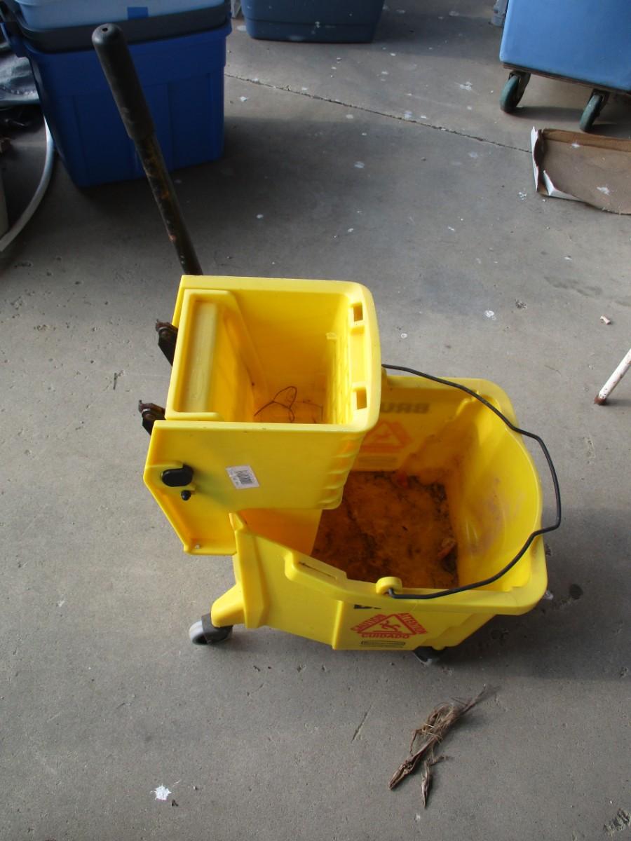 Mop Bucket With Ringer | EstateSales.org