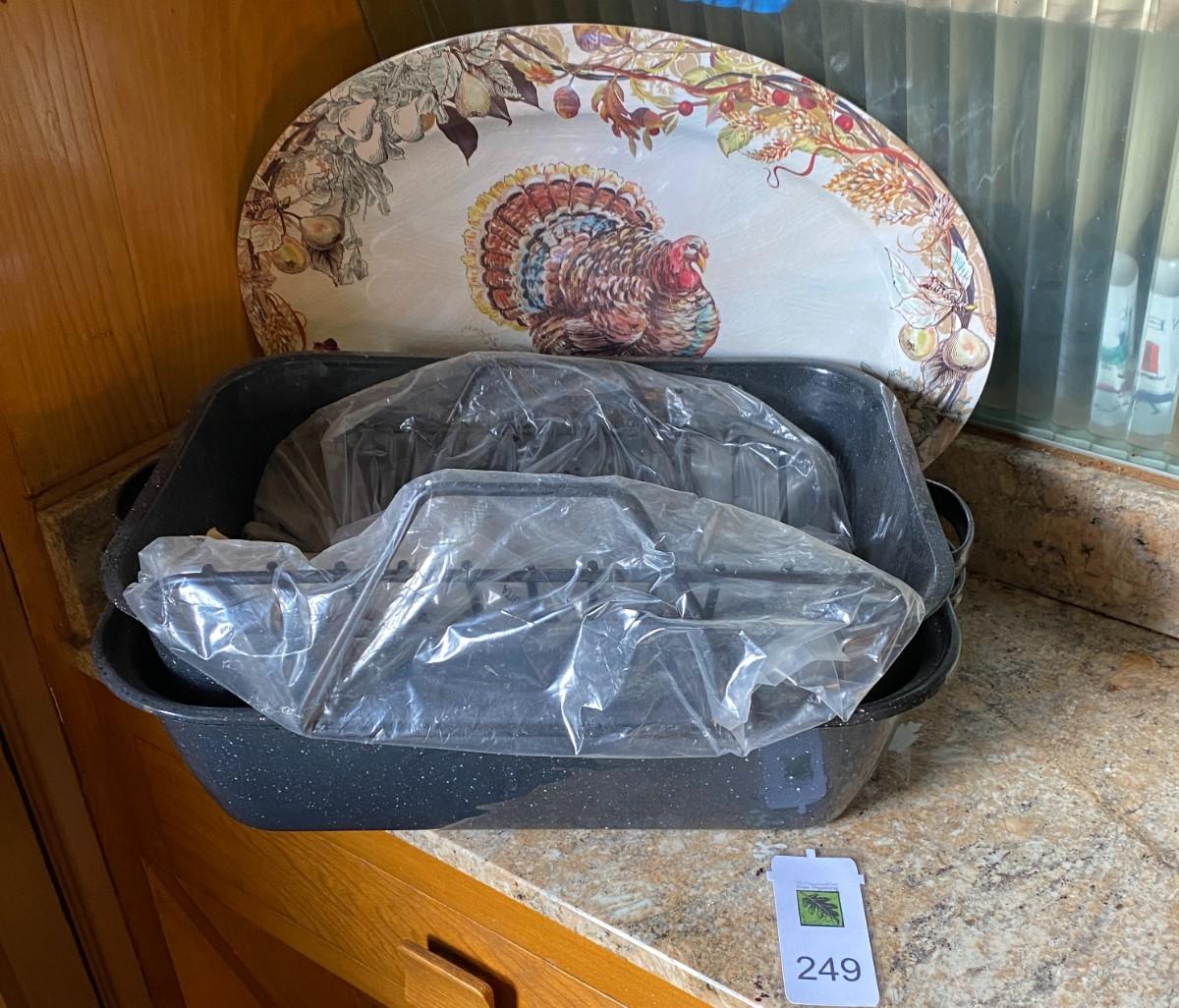 Roasting pan with plastic Turkey platter | EstateSales.org