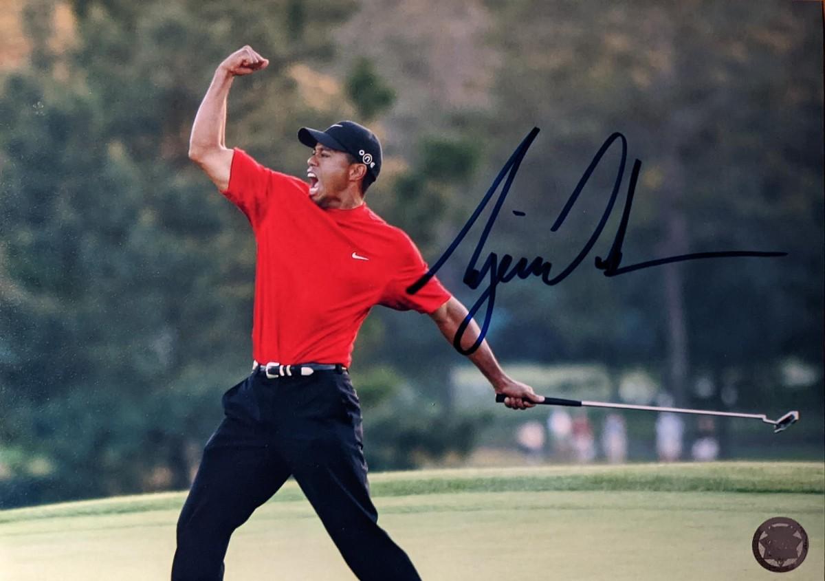 Tiger Woods Signed Photo | EstateSales.org