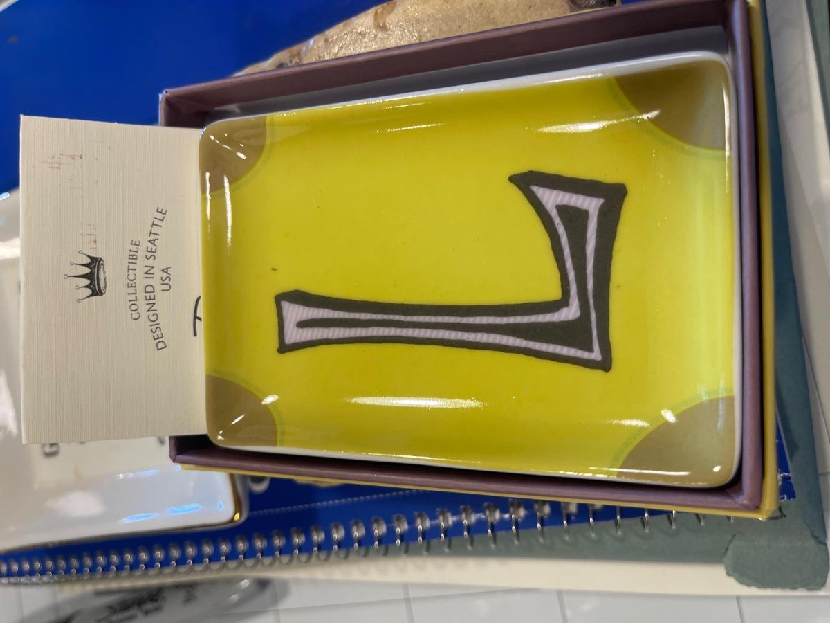 L Tray | EstateSales.org