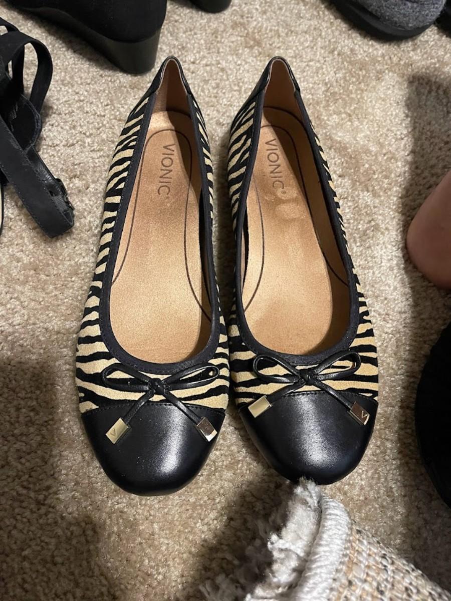 Vionic Minna Tiger Flats | EstateSales.org