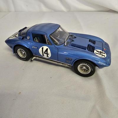 1:18 Die Cast Metal Corvette Collection (LR-JS) | EstateSales.org
