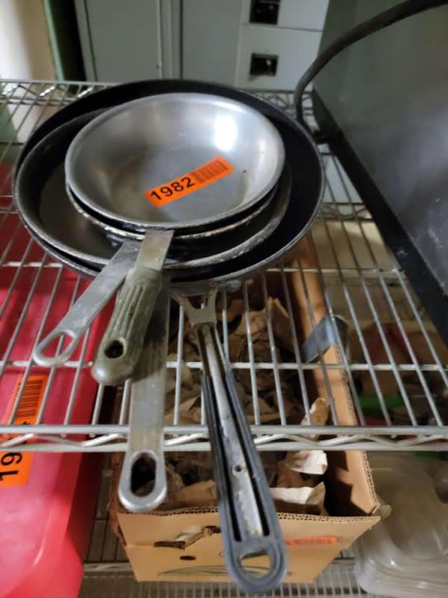 Variety sizes of fry pans | EstateSales.org