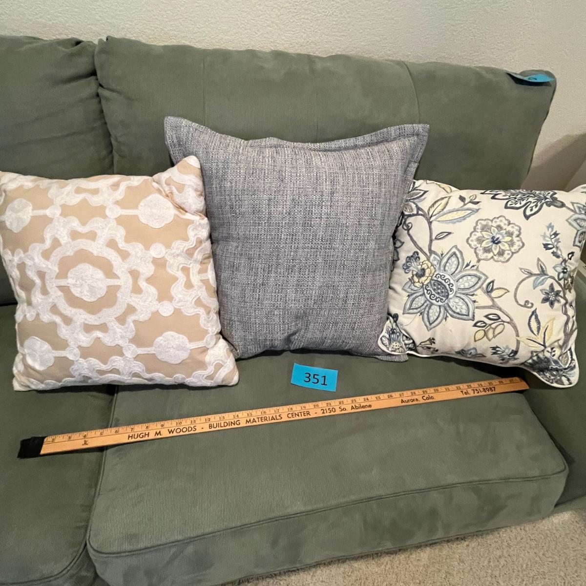 Lot of 3 throw pillows | EstateSales.org