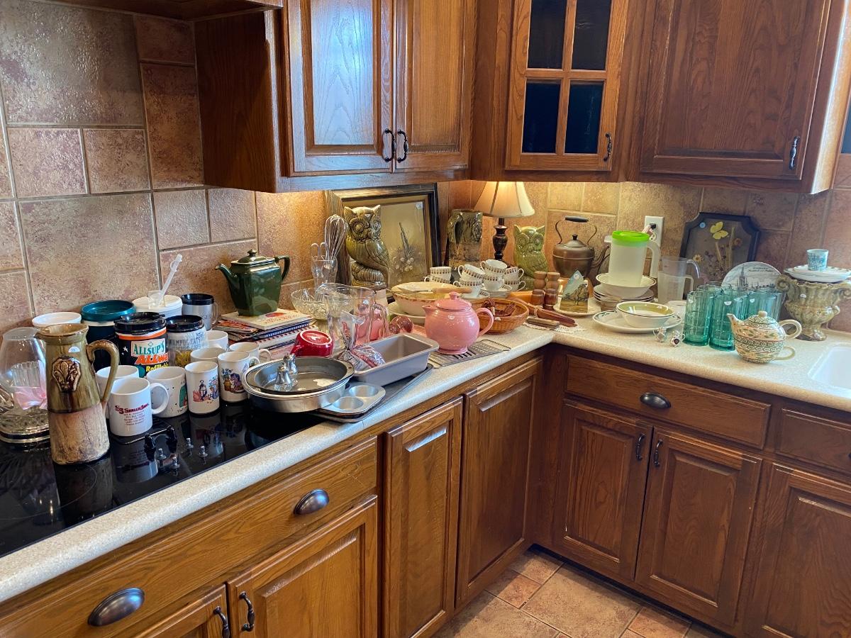 Lot 12: More Kitchen Items | EstateSales.org