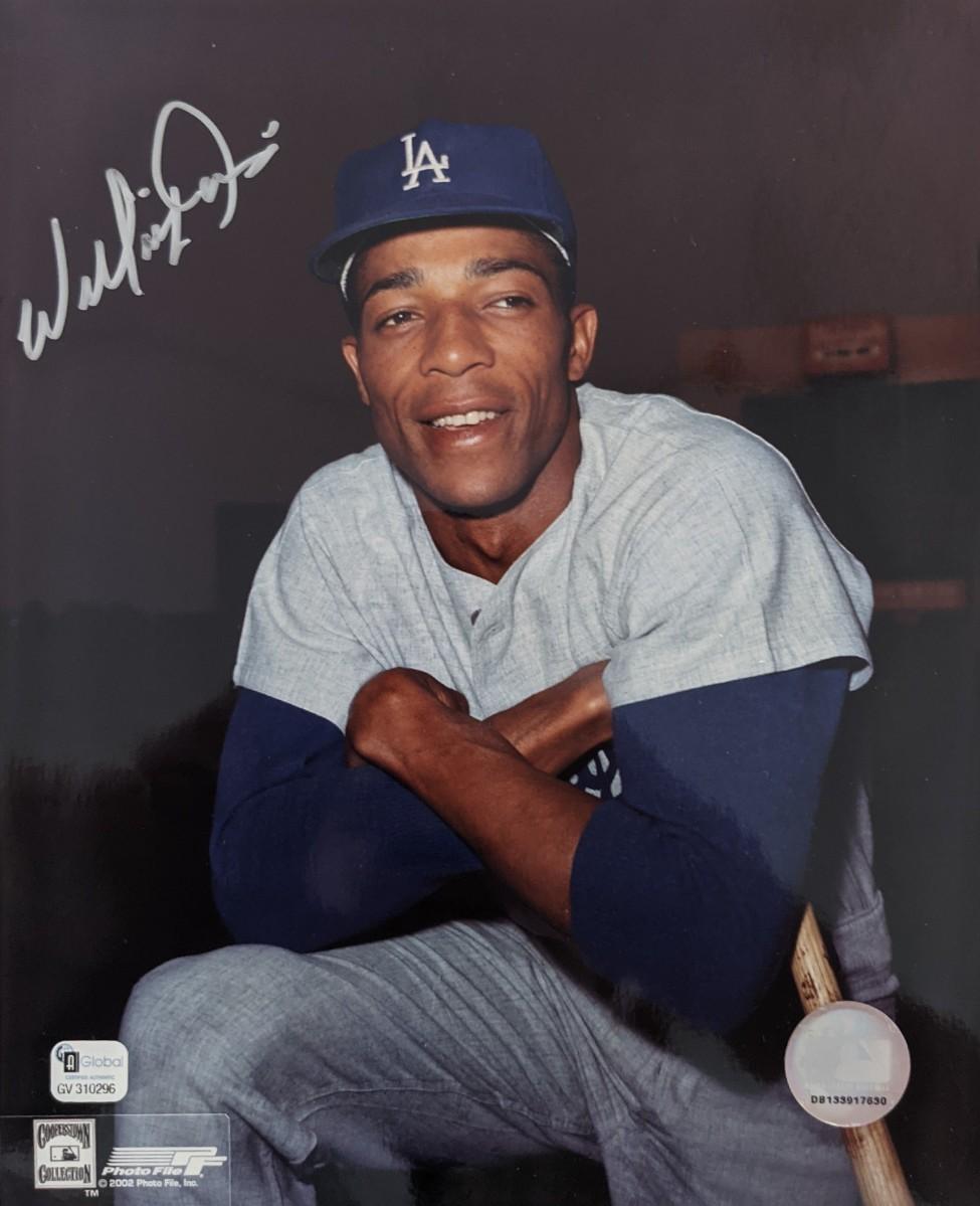 Willie Davis Signed Photo | EstateSales.org
