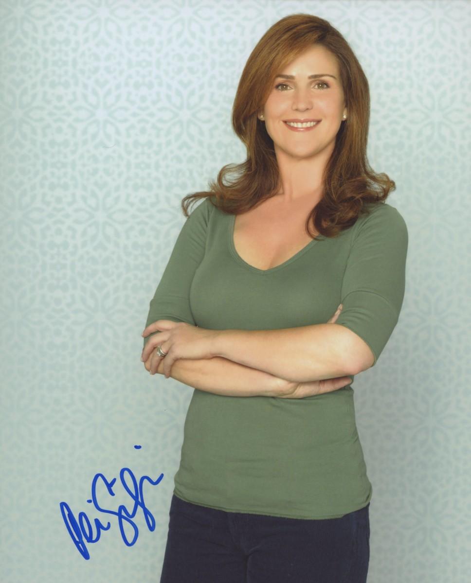 Peri Gilpin signed photo | EstateSales.org