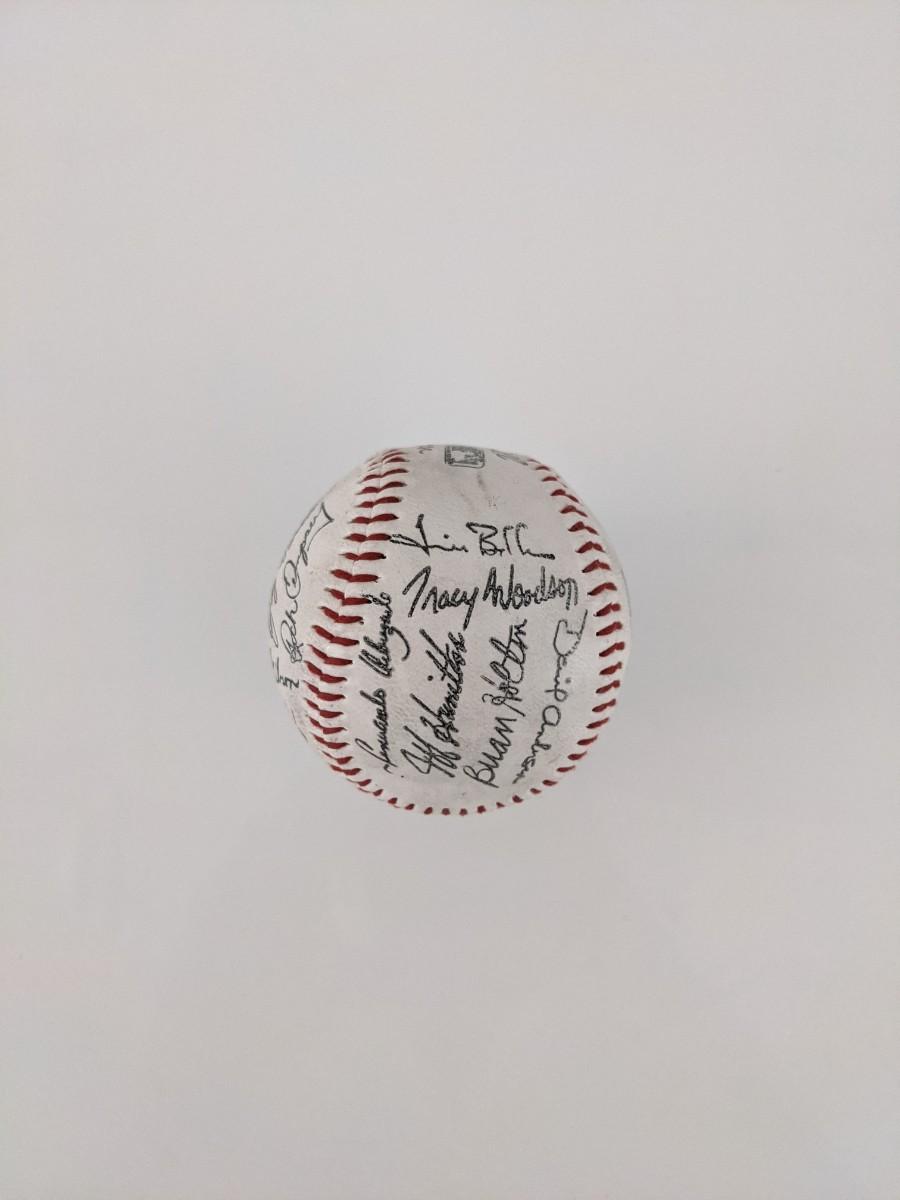 1988 Los Angeles Dodgers MLB Signed Baseball | EstateSales.org