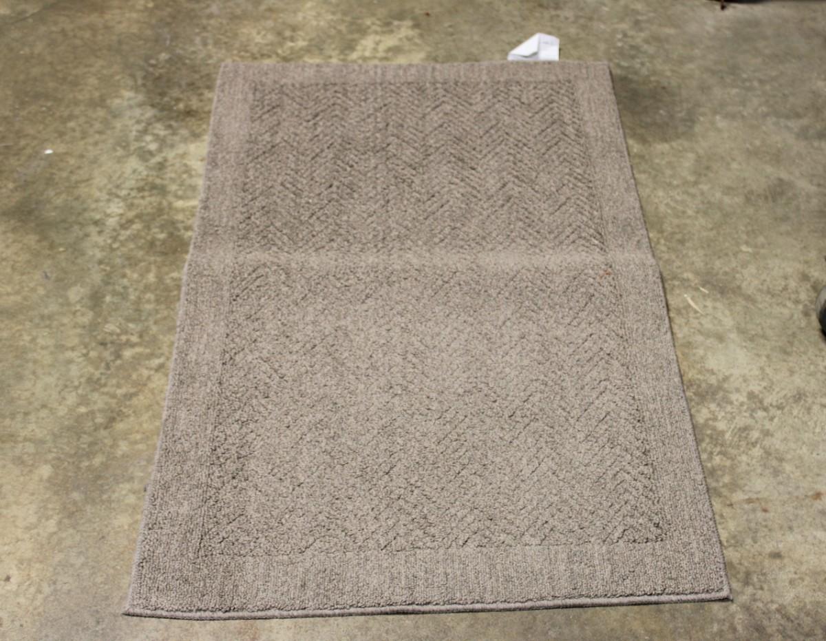Brown Rug 48' x 30' | EstateSales.org