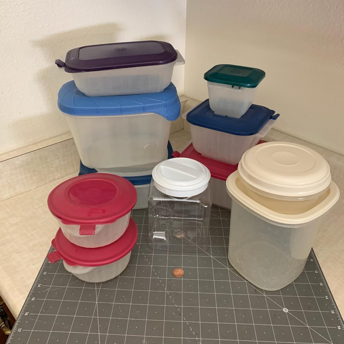Bundle of plasticware to go containers | EstateSales.org