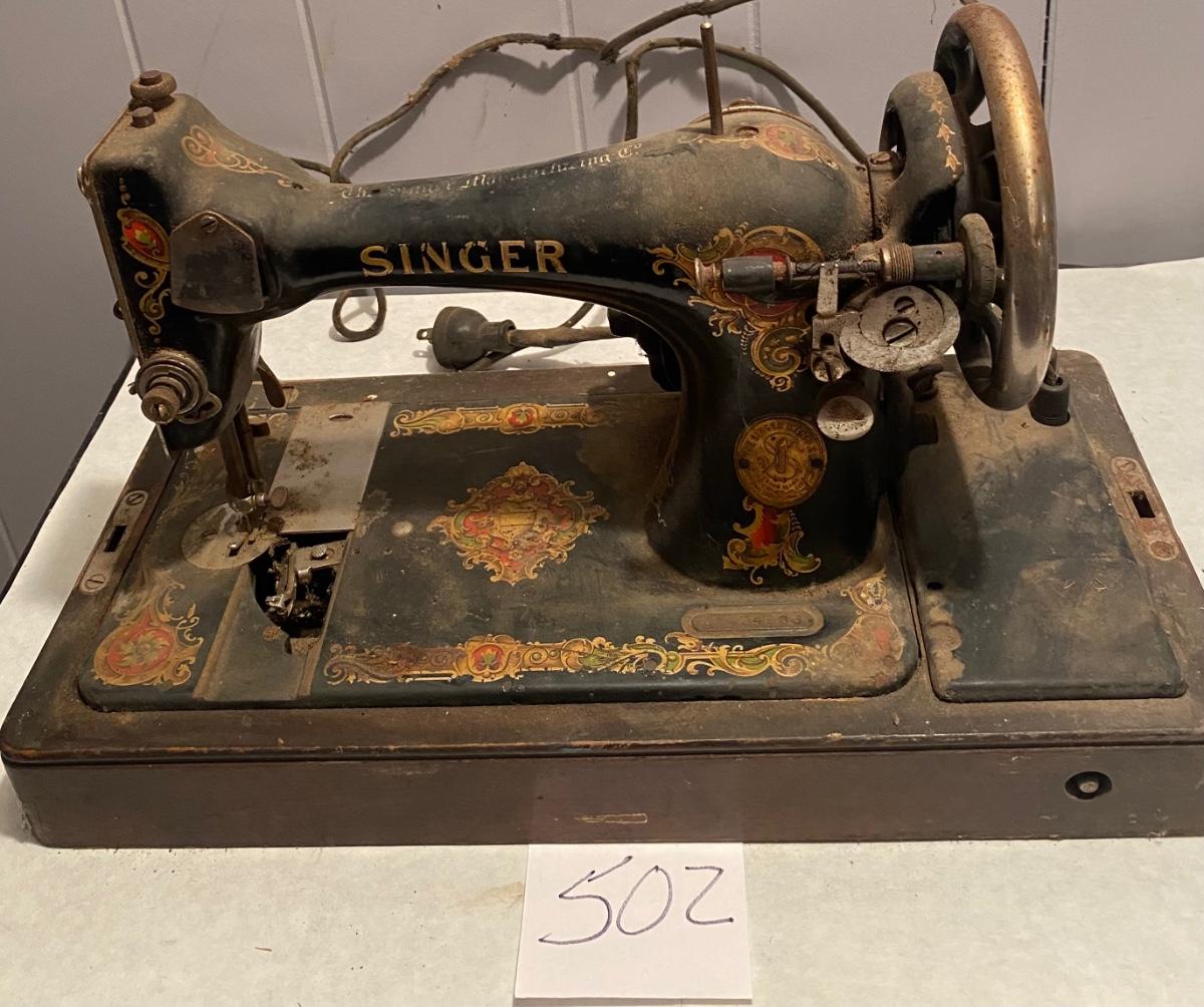 Vintage Singer Sewing Machine | EstateSales.org