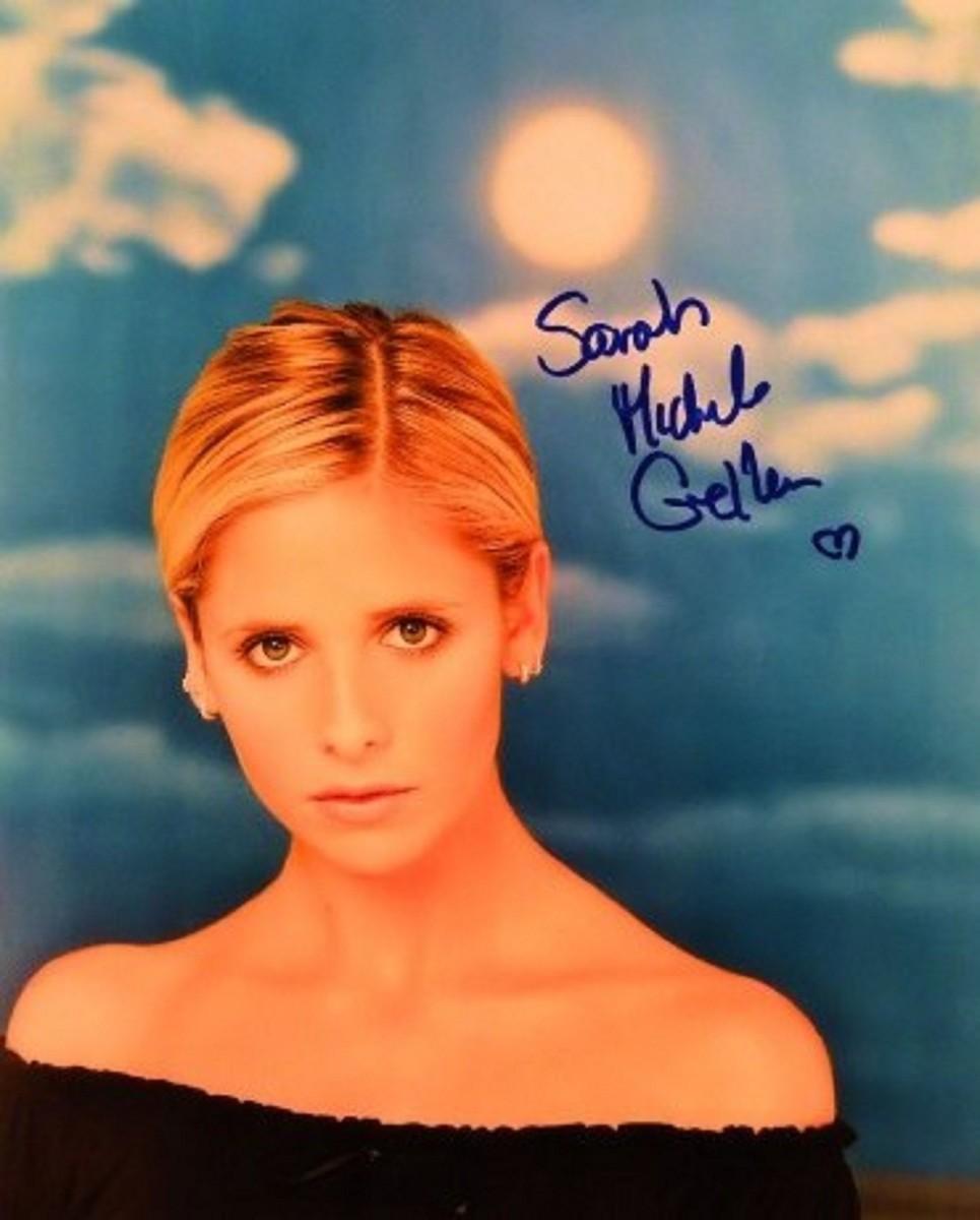 Sarah Michele Gellar signed portrait photo | EstateSales.org