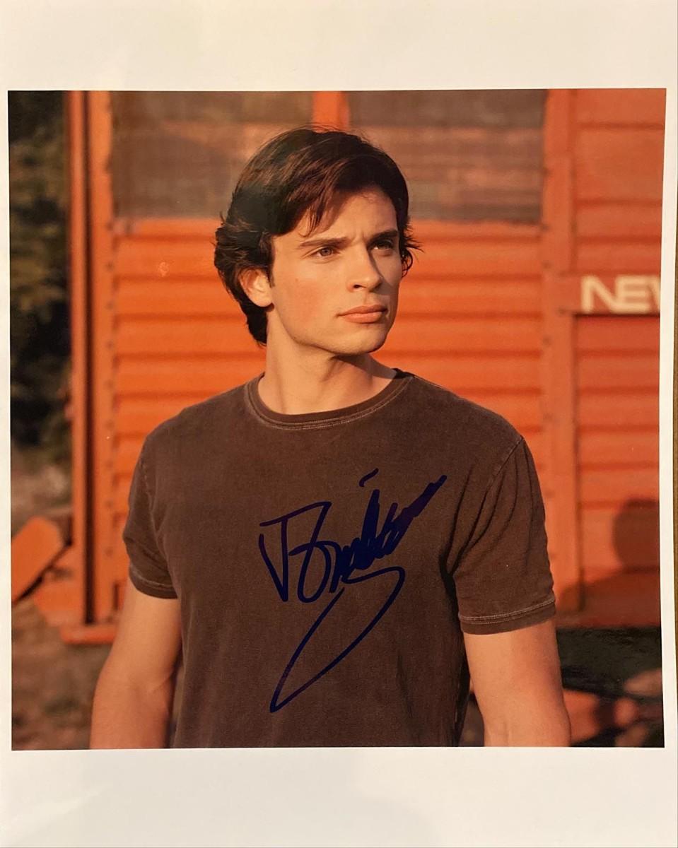 Tom Welling signed photo | EstateSales.org