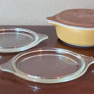L183: Vintage Pyrex Bowl With 3 Lids | EstateSales.org