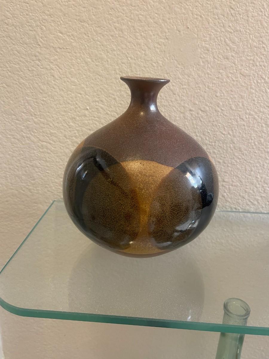 BROWN VASE | EstateSales.org