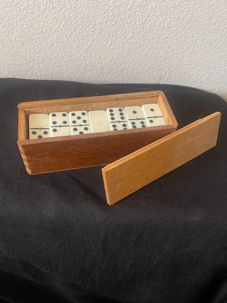 Domino set | EstateSales.org