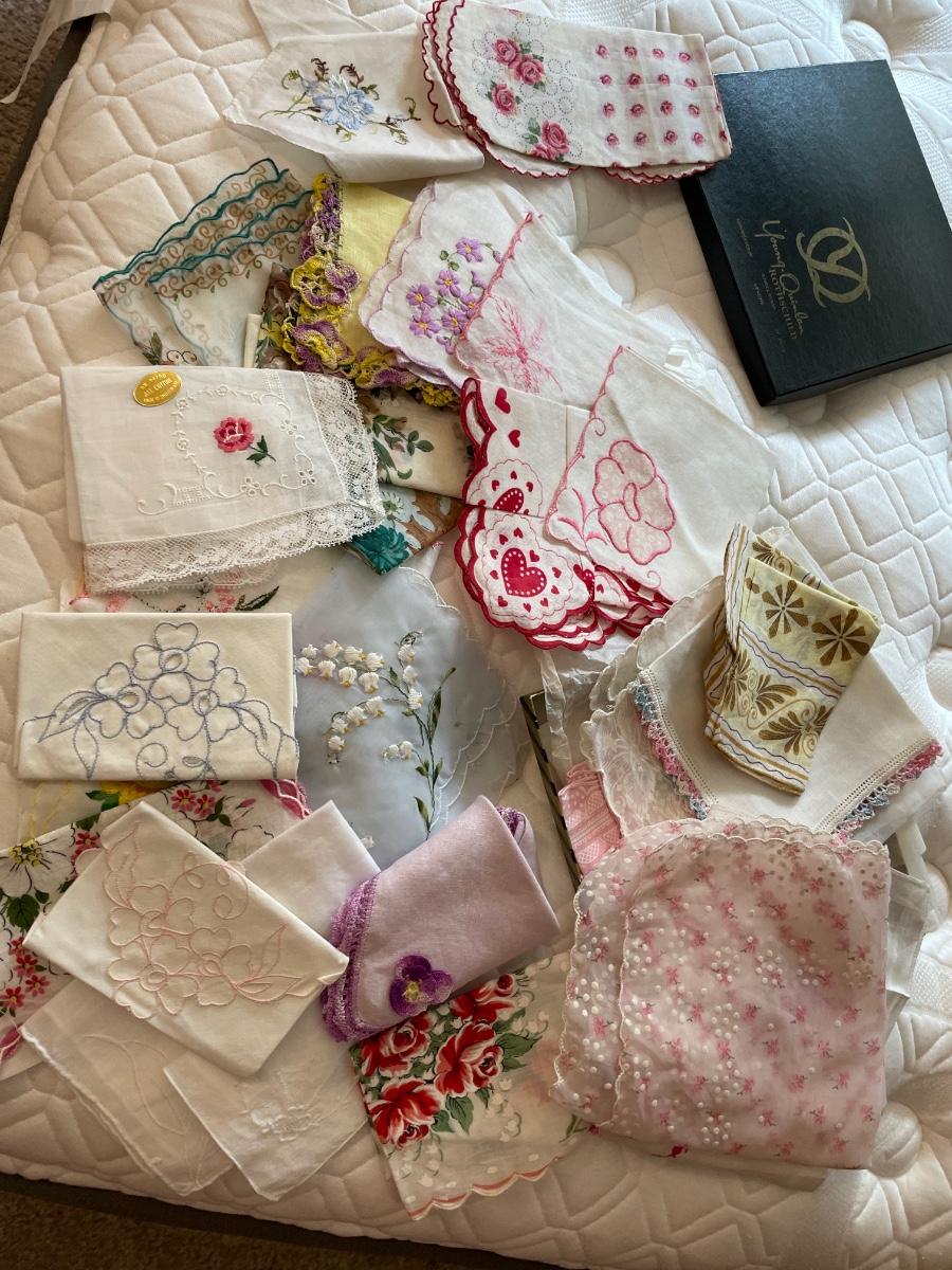 Women’s handkerchiefs | EstateSales.org