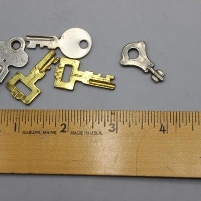 Small Lot of Metal Various Shaped Keys | EstateSales.org