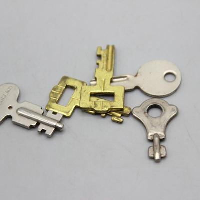 Small Lot of Metal Various Shaped Keys | EstateSales.org