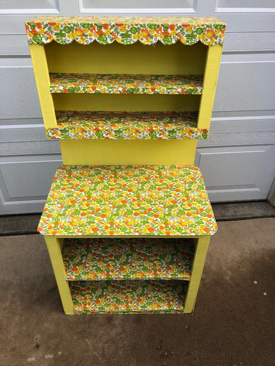 Vintage yellow kids, bakers rack/play kitchen | EstateSales.org