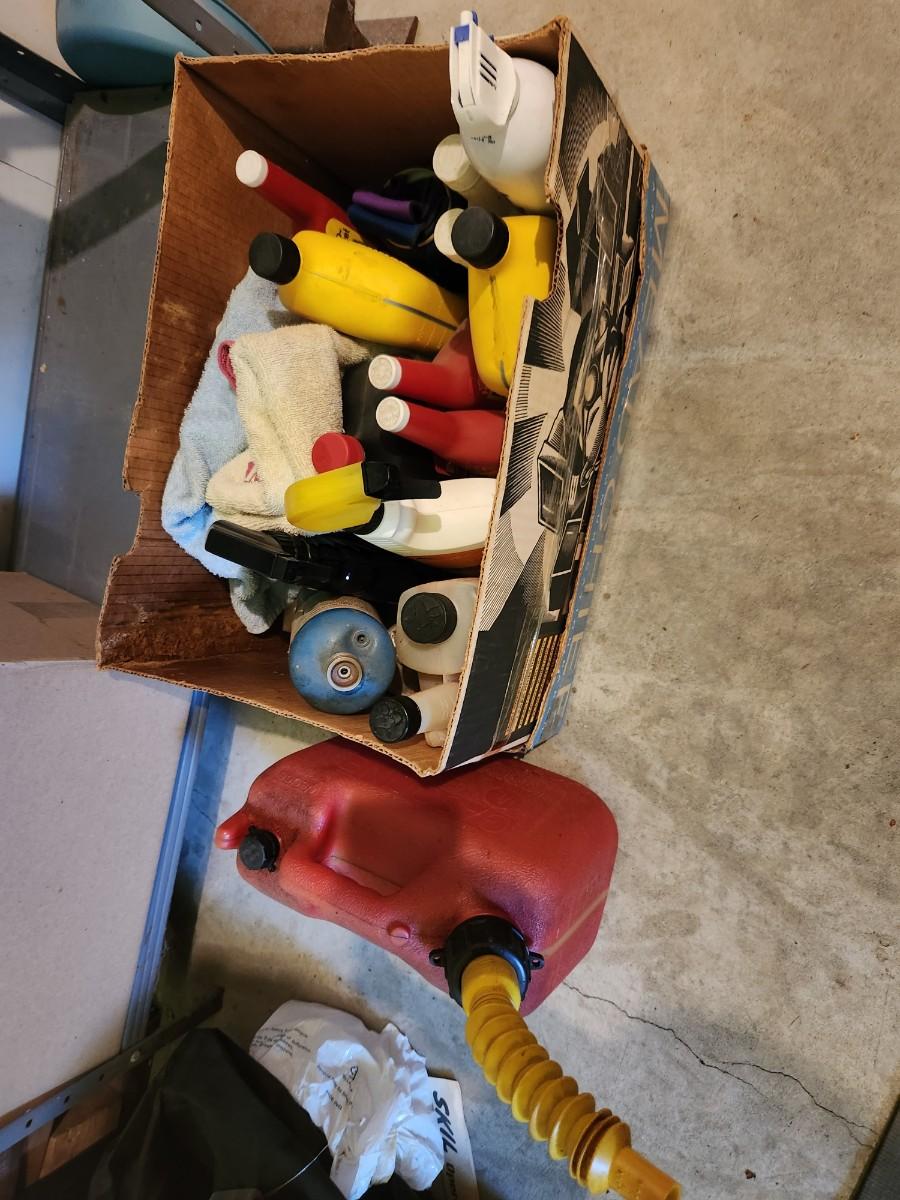 Box of oil and gas can | EstateSales.org