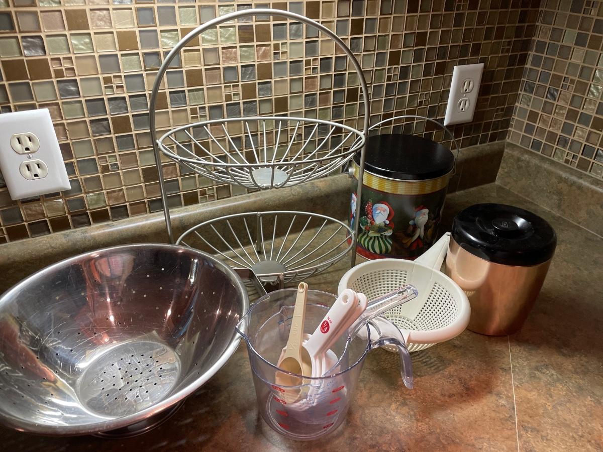 Bowls measuring cups ice bucket | EstateSales.org