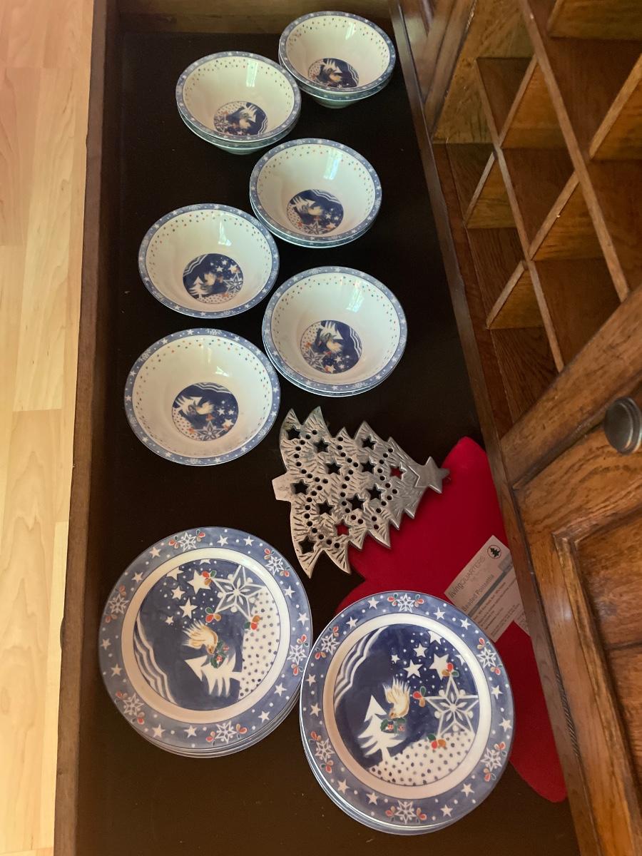 Winter themed plates and bowls | EstateSales.org