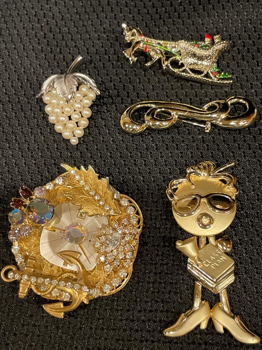 5 Vintage brooches | EstateSales.org