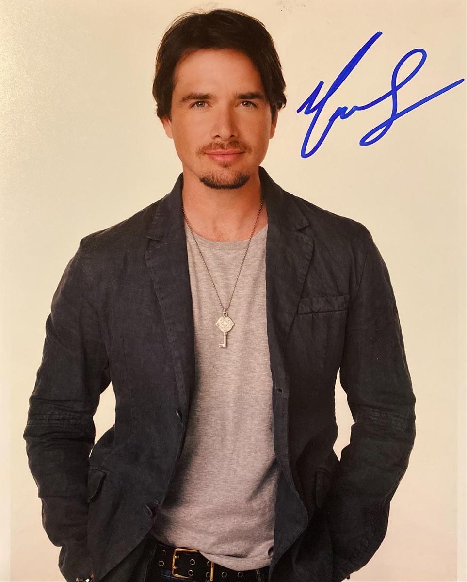 Matthew Settle signed photo | EstateSales.org