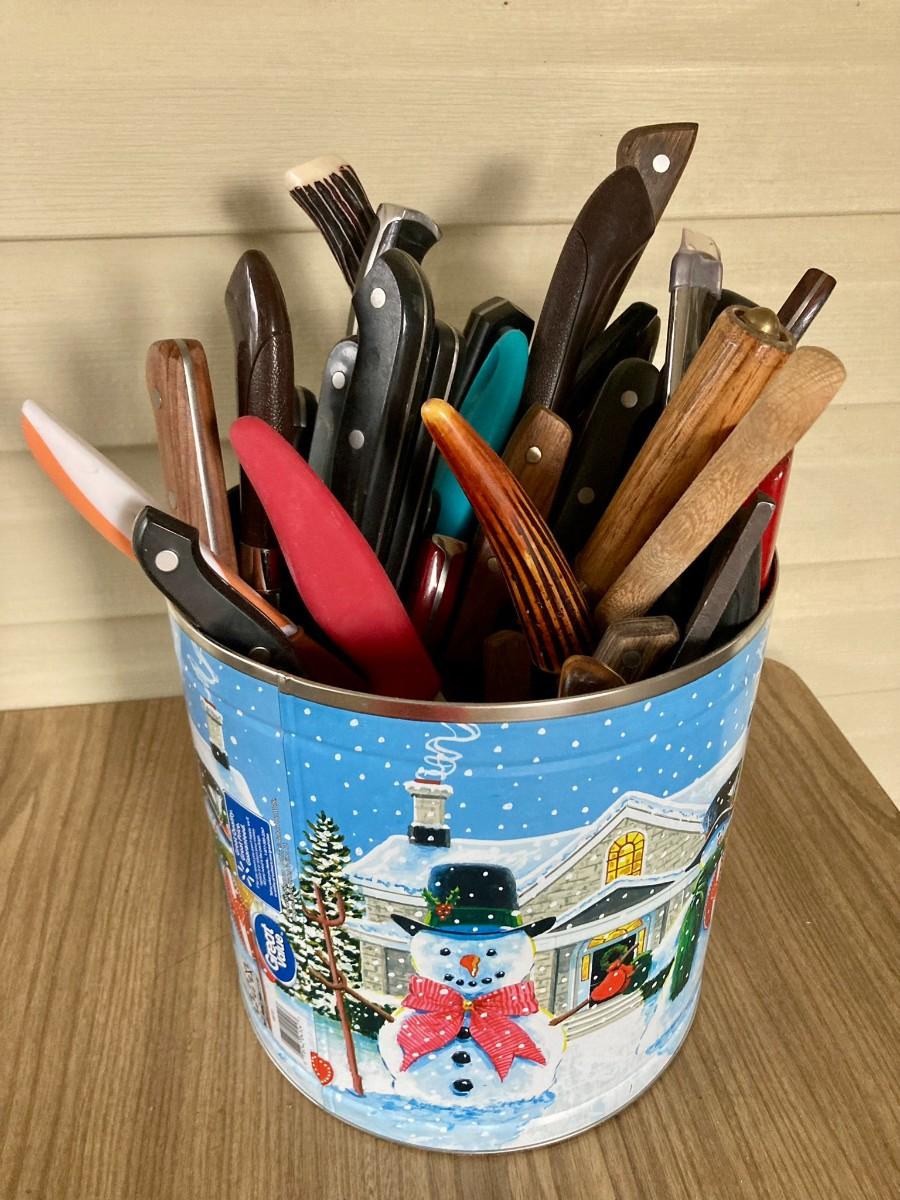 Bucket of knives | EstateSales.org
