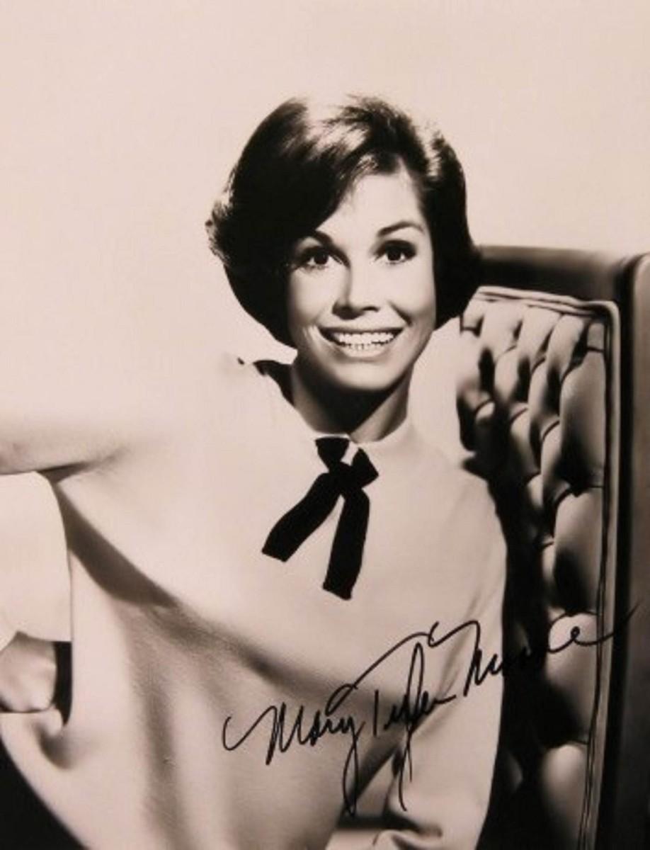 Mary Tyler Moore signed portrait photo | EstateSales.org