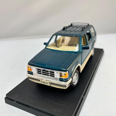Maisto Die Cast 1/24 Scale Model Toy Car Ford Explorer | EstateSales.org