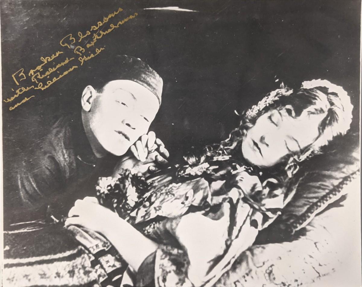 Lillian Gish signed photo | EstateSales.org