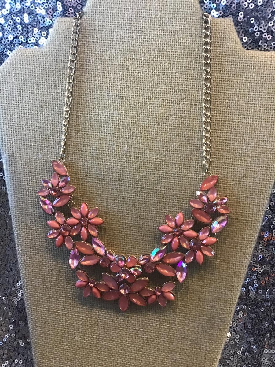 Beautiful Statement Necklace | EstateSales.org