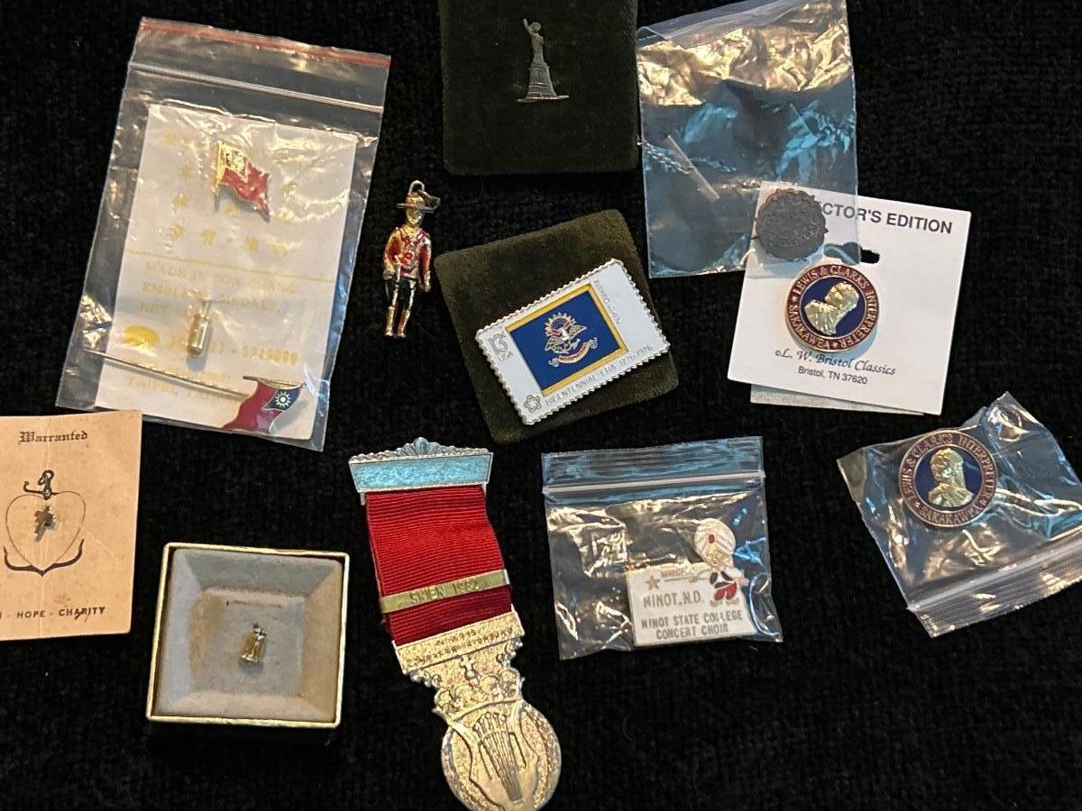 Military & commemorative items | EstateSales.org