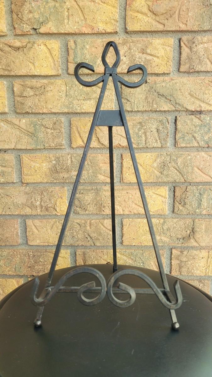 Metal Art Stand | EstateSales.org