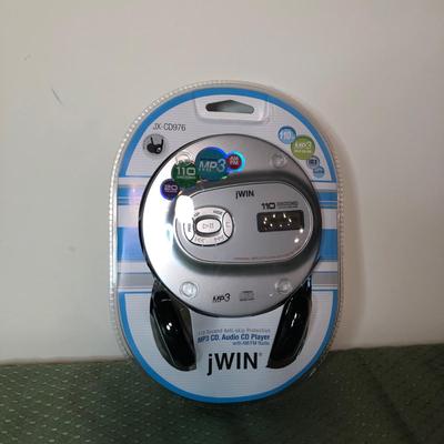 LOT 210M: jWin Electronics - Vintage Style Radio Model JK-722, AM/FM ...