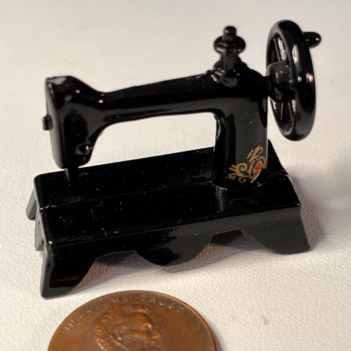 BAKED ENAMEL MINIATURE VINTAGE SEWING MACHINE FIGURE FANCY DETAIL ...