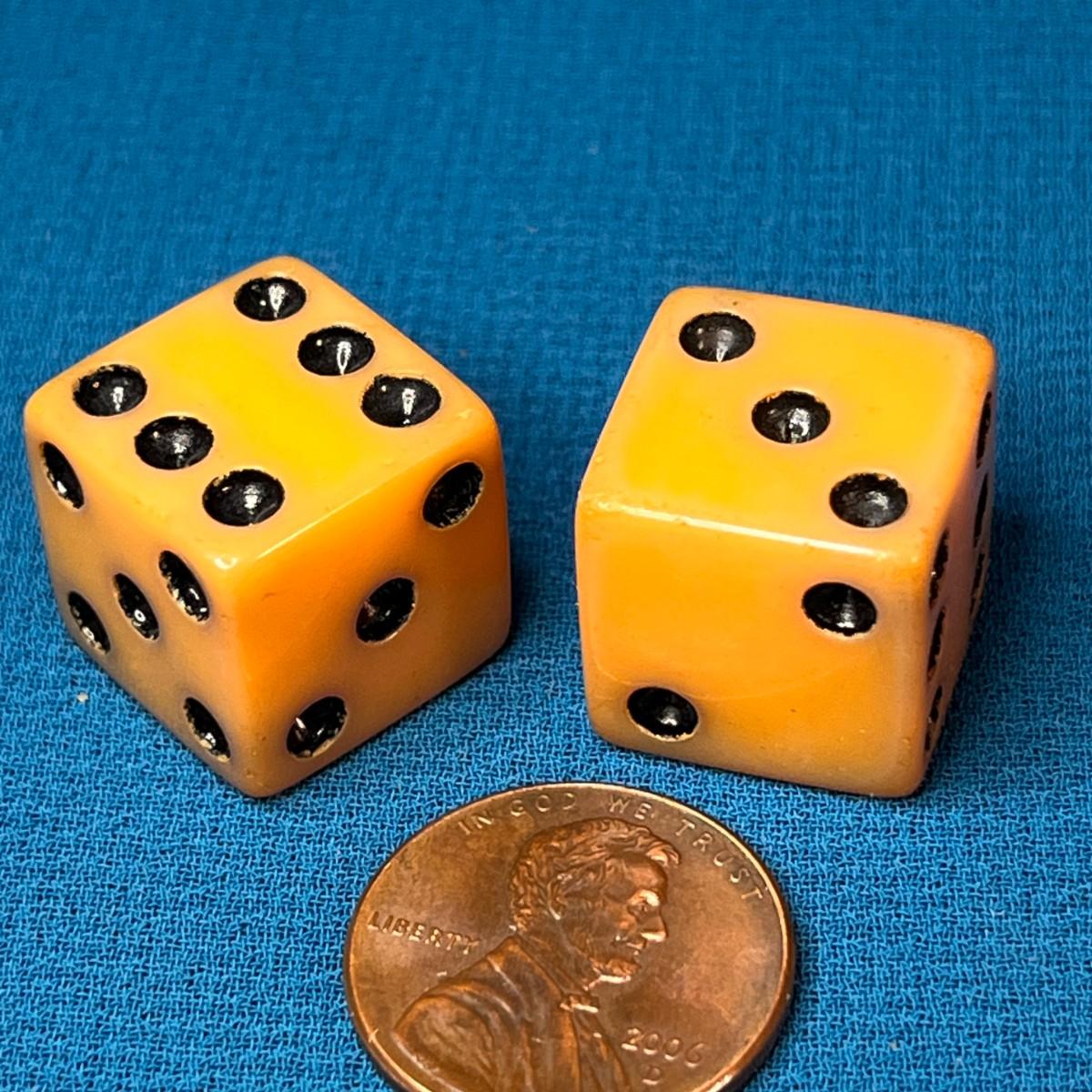 VINTAGE BAKELITE CREAM OF WHEAT PAIR OF DICE | EstateSales.org