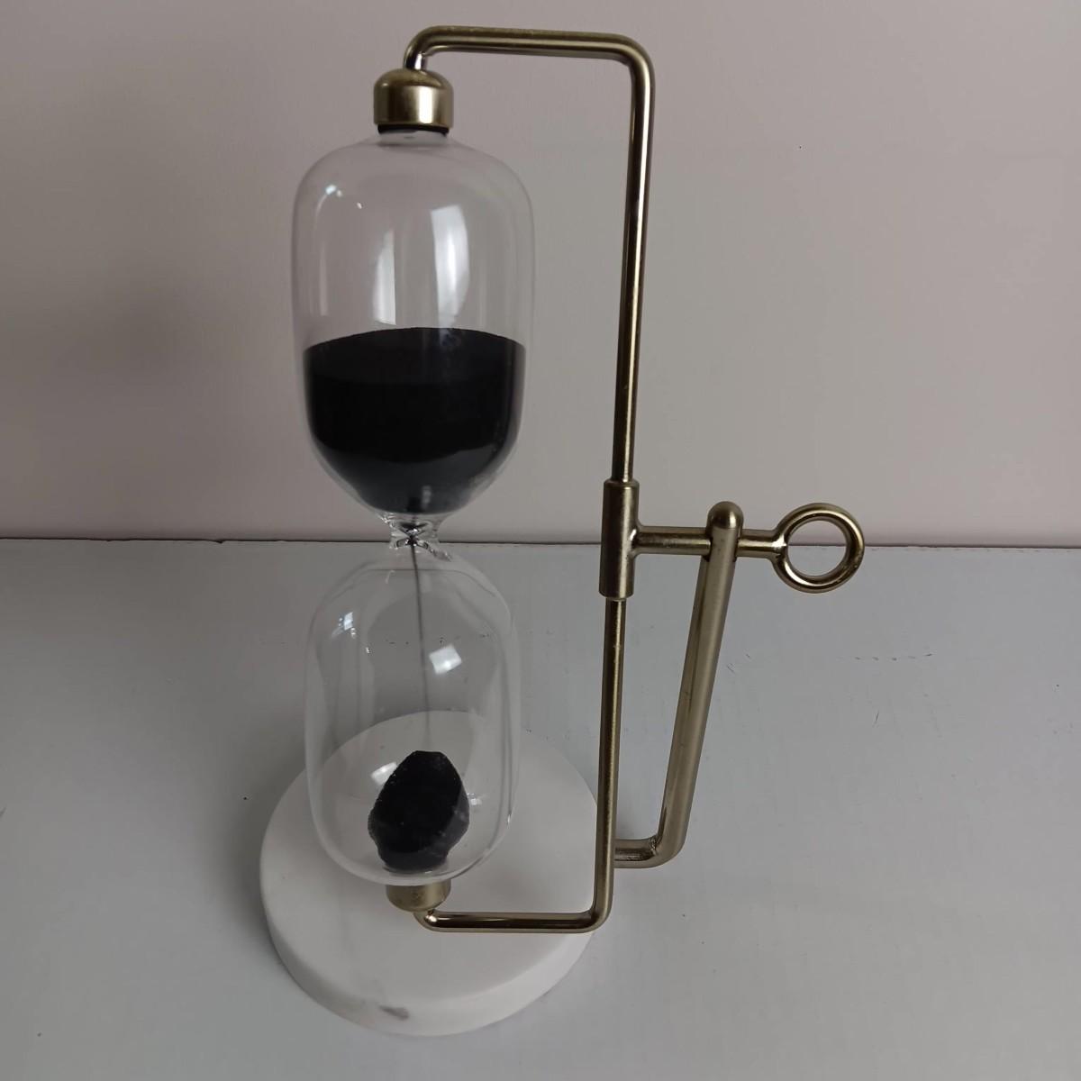 Hour Glass Décor | EstateSales.org