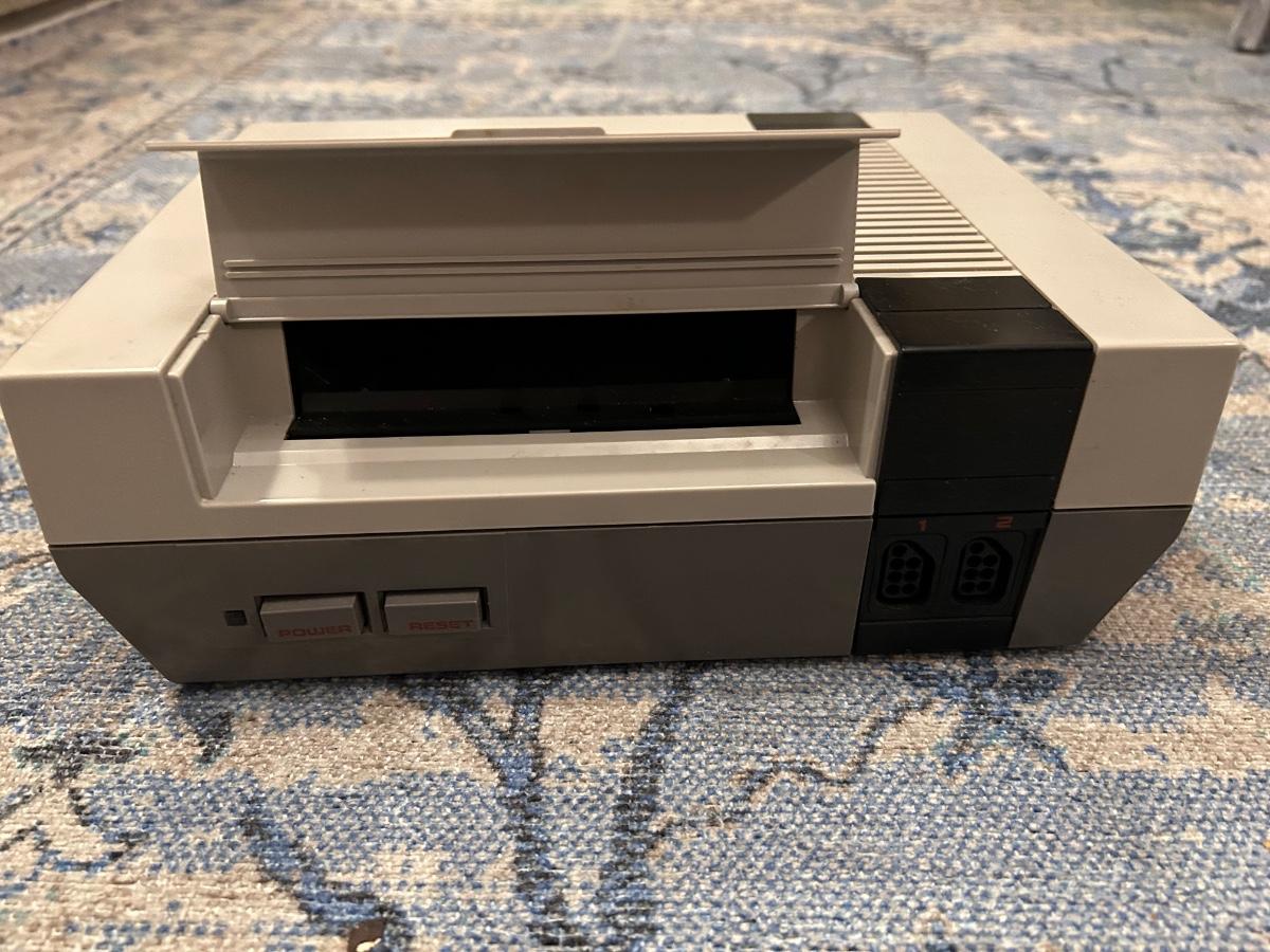LOT 100C: Vintage Nintendo Console, Controllers And Games | EstateSales.org