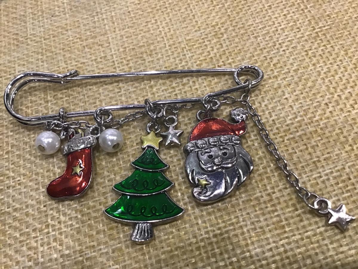 Holiday Pin | EstateSales.org