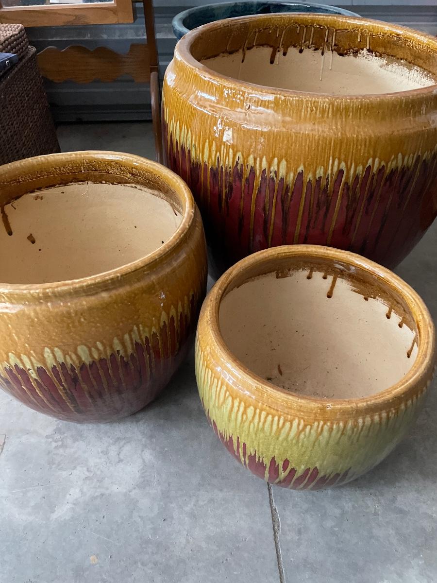 Large tan pots | EstateSales.org